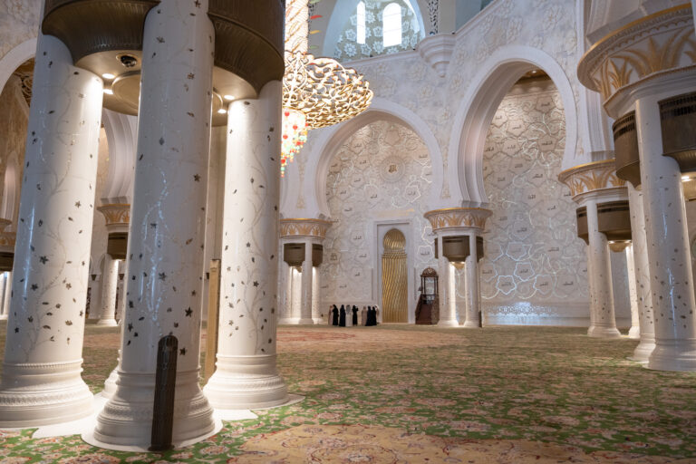 Sheikh Zayed Moschee in Abu Dhabi: Alles Wichtige vor dem Besuch